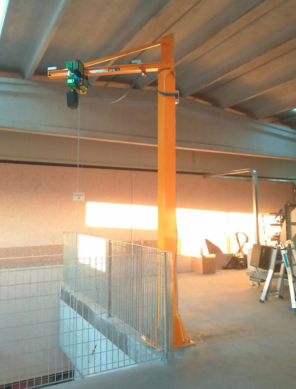 Sollevamento & Appoggio: gru a bandiera a colonna - Alfatech